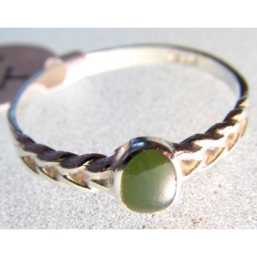 Small oval greenstone inset into patterned sterling silver band ...